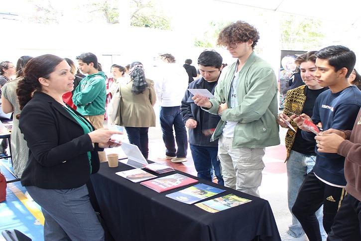 Which questions should students ask at a university fair? | Student